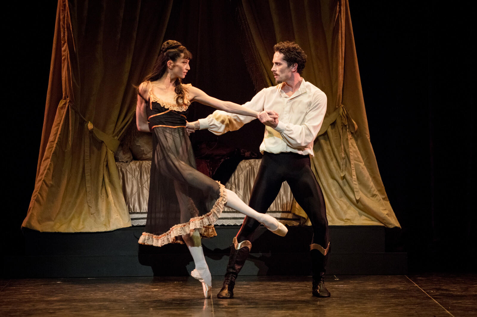 『うたかたの恋』のクライマックス、オニールのマリー・ヴェッツェラとビュリオンのルドルフが死を目前にした激しいパ・ド・ドゥを踊った｜チャコット