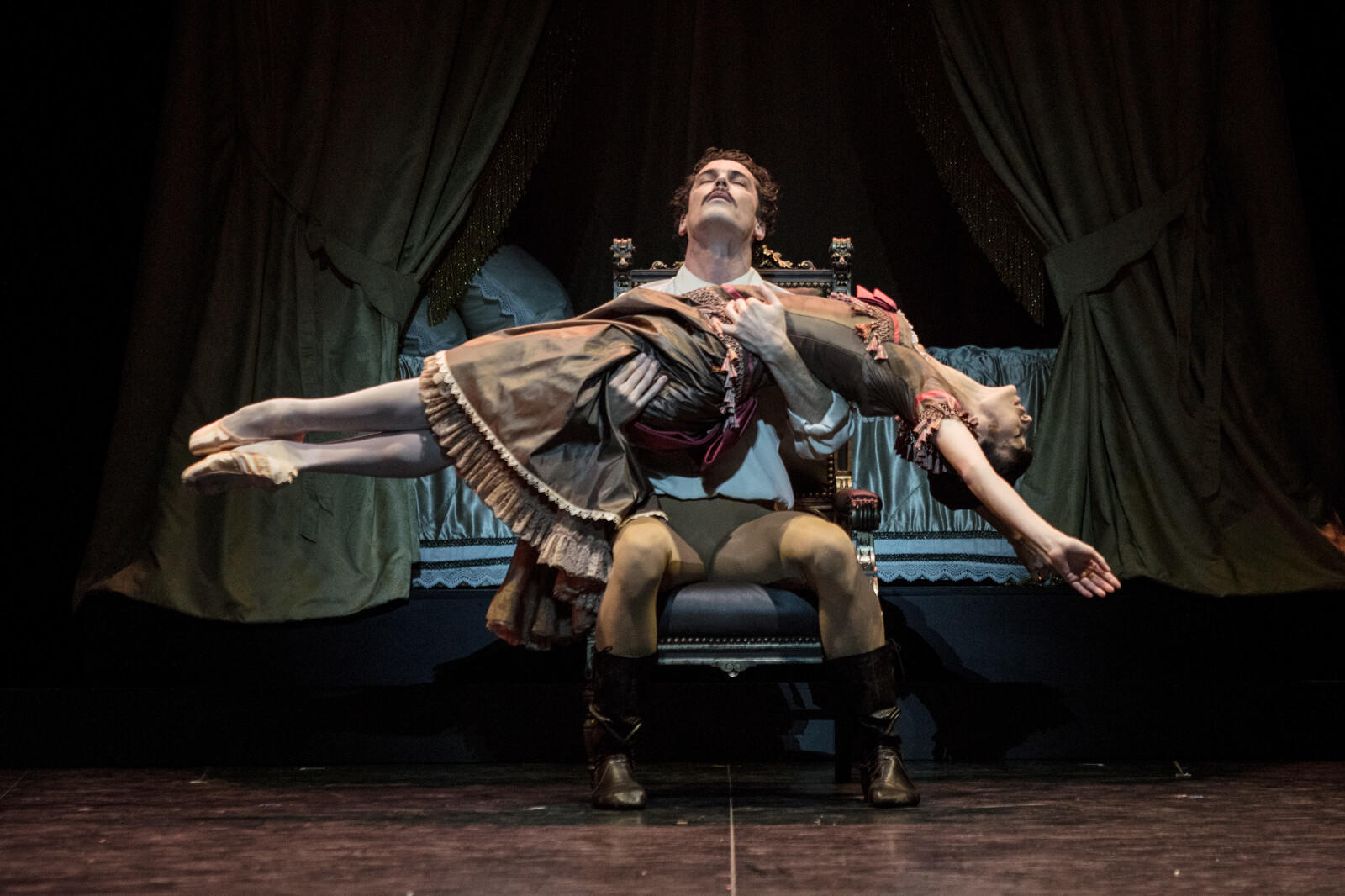 オニール八菜インタビュー「どうしても踊りたかった『マイヤリング』で、一生忘れられない素晴らしい経験をしました」｜チャコット