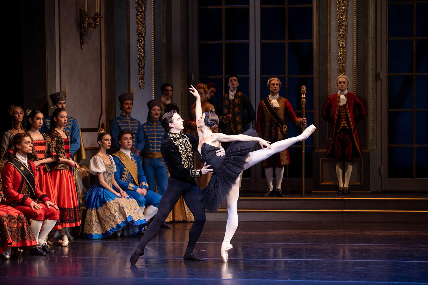 デヴィッド・ホールバーグが制作指揮したオーストラリア・バレエ団の新製作『白鳥の湖』｜チャコット