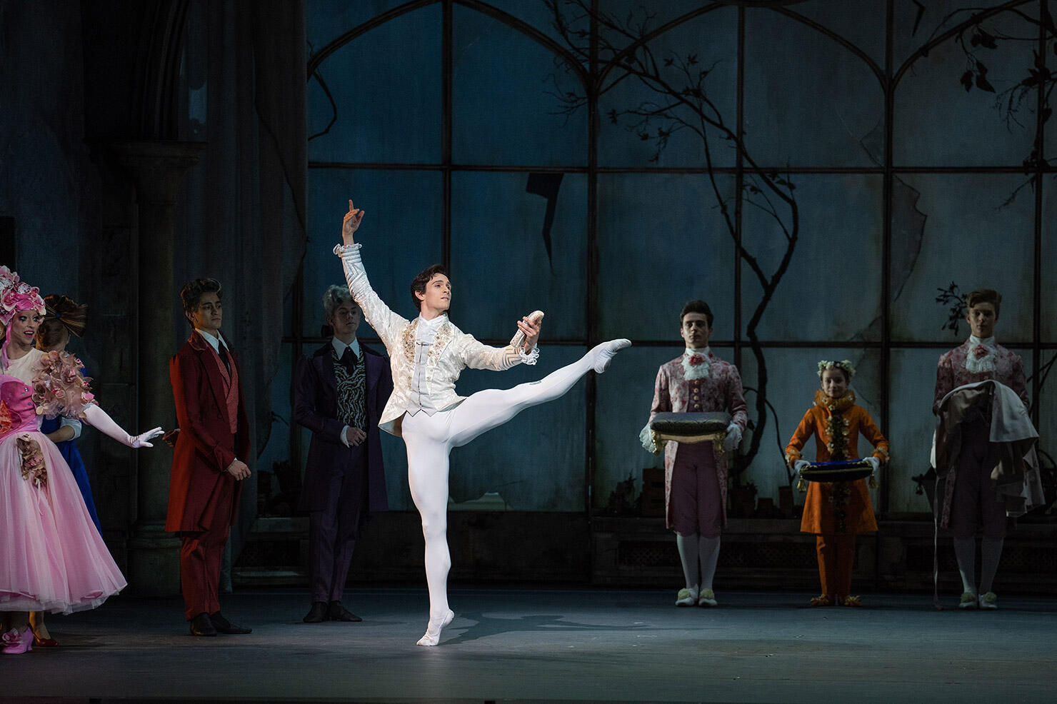 『シンデレラ』の王子、ウィリアム・ブレイスウェルは語る「花で彩られた衣裳と舞台美術は大好きです」英国ロイヤル・バレエ&オペラ in シネマ｜チャコット